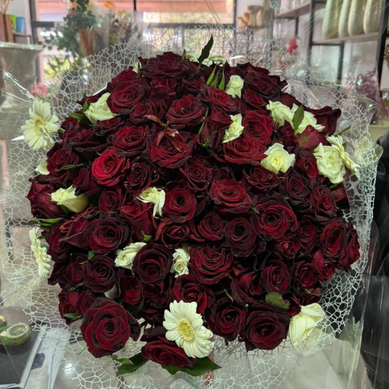 Prestige Bouquet of 100 Red Roses: Delivery to Marrakech
